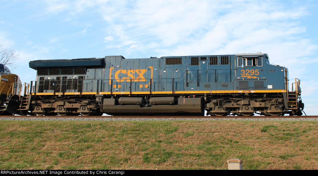 CSXT 3295 on Q300-18